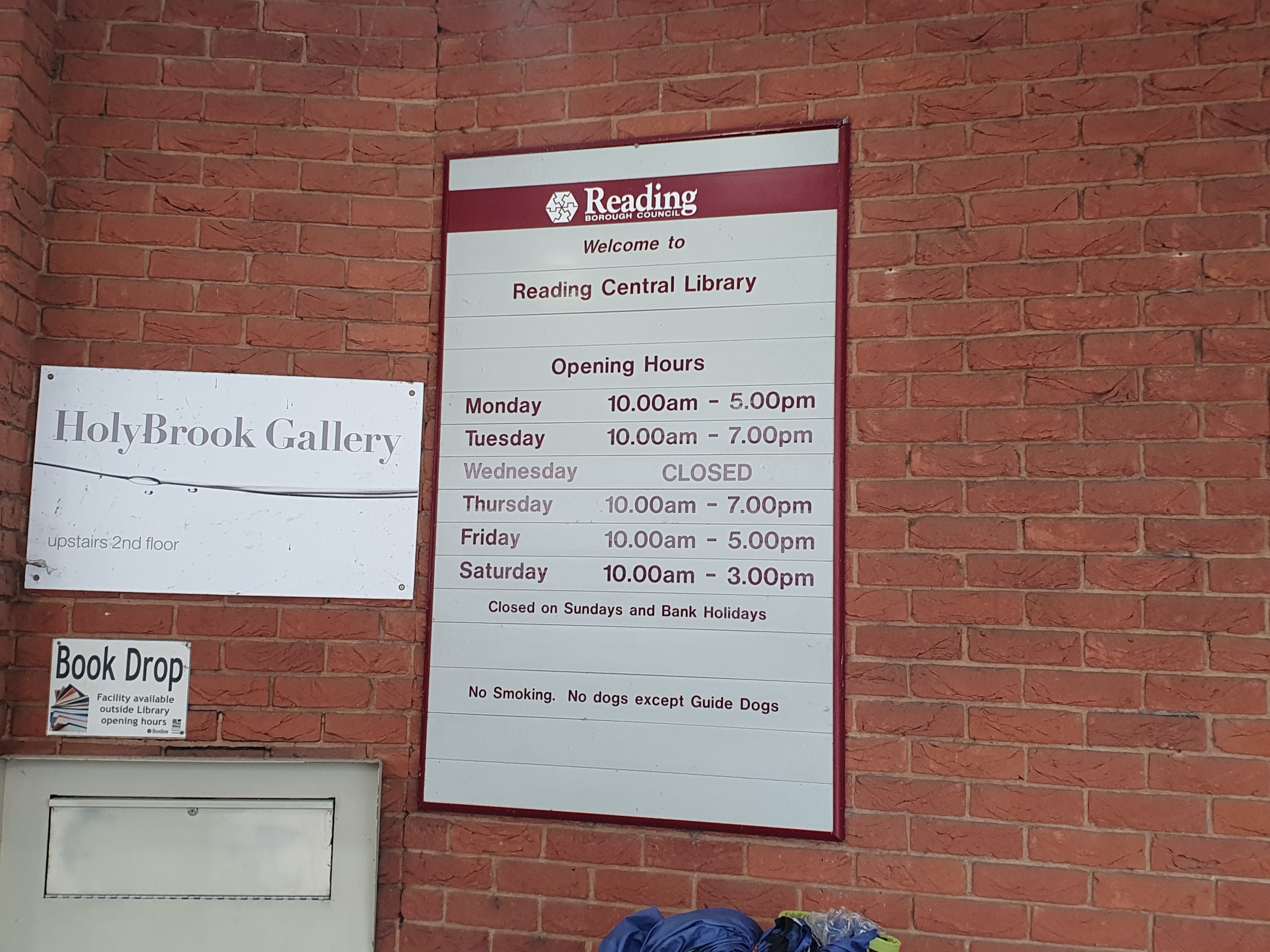 Reading – Reading Central Library – Walking. Gossip. Travel.